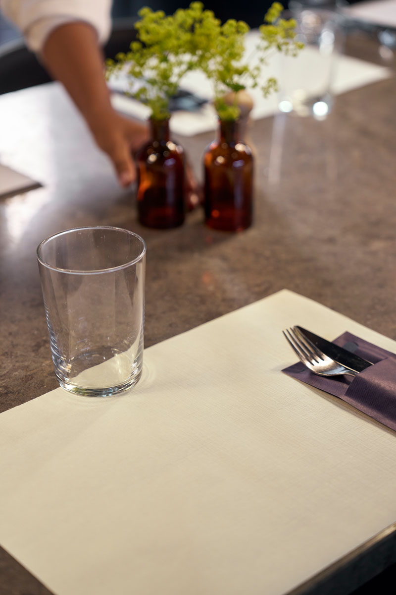 Velviq® Placemat 30 X 40 cm Cream, 375 pcs/box (5 x 75 pcs) | Duni Global