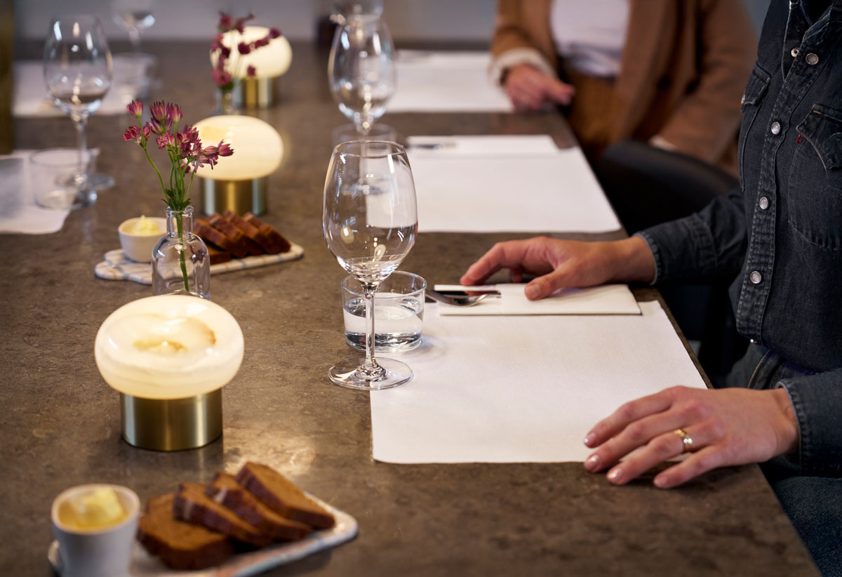 Velviq® Placemat 30 X 40 cm Cream, 375 pcs/box (5 x 75 pcs) | Duni Global